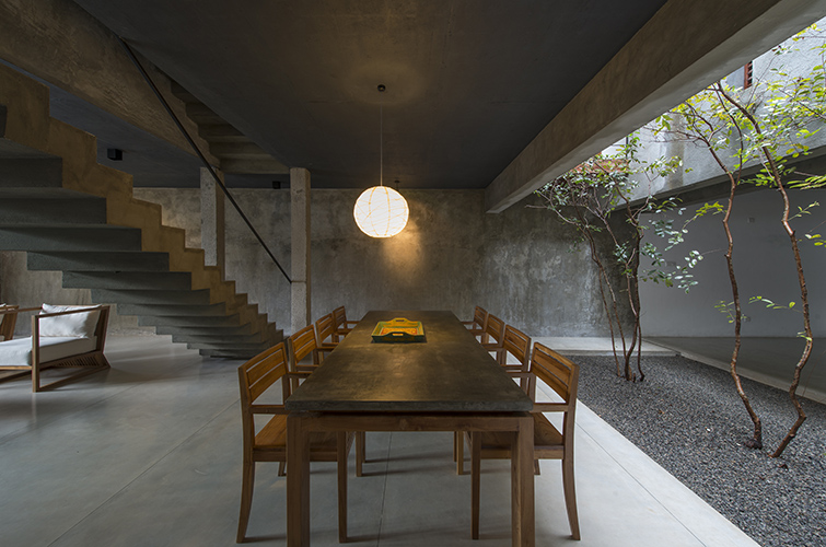 LINEAR HOUSE AT BATTARAMULLA – PALINDA KANNANGARA ARCHITECTS